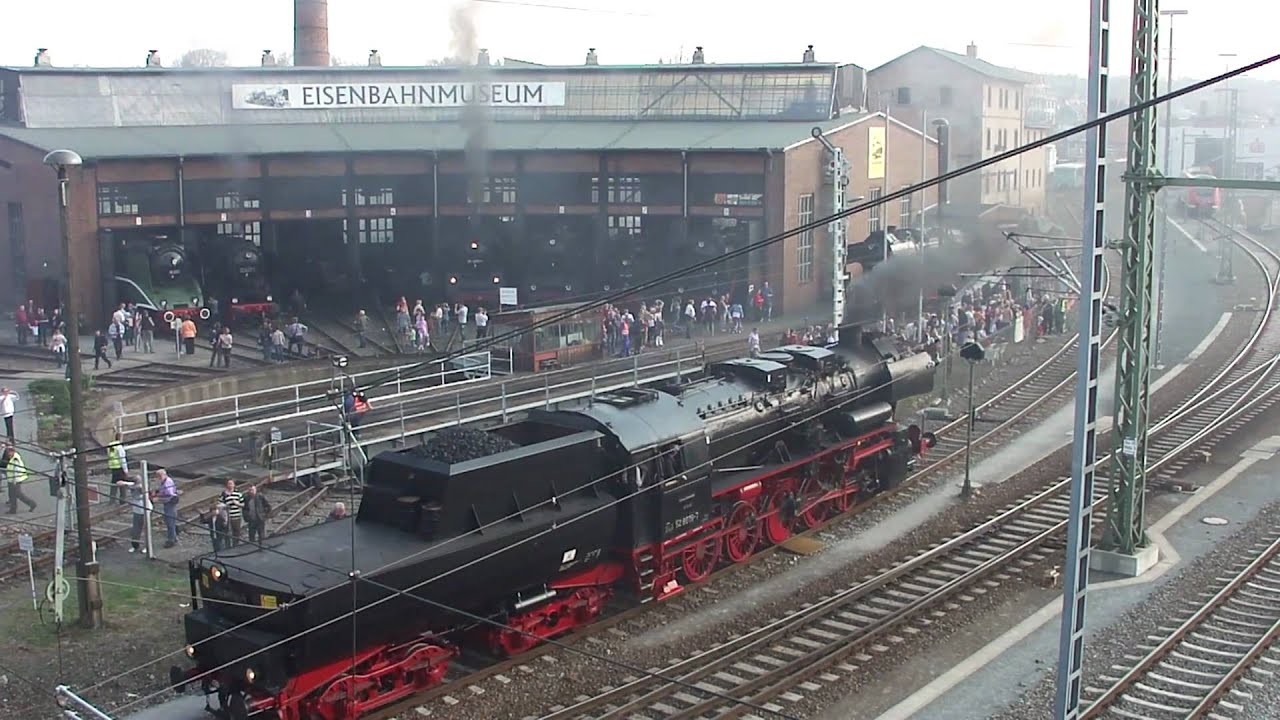Roundhouse in Eastern Germany + locomotives - YouTube