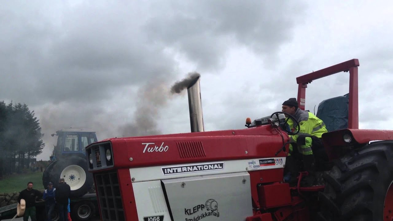 Cold start International turbo traktor pull - YouTube