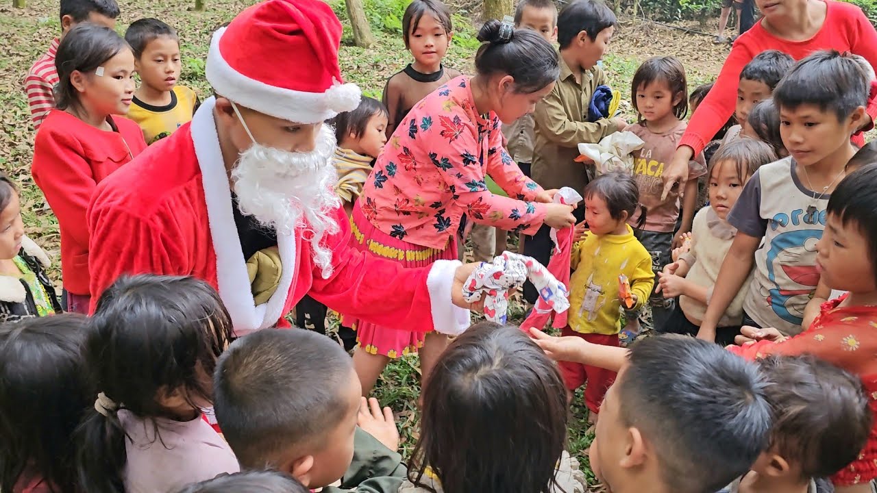 Peaceful Christmas: Santa Claus Giving Gifts to Underprivileged ...
