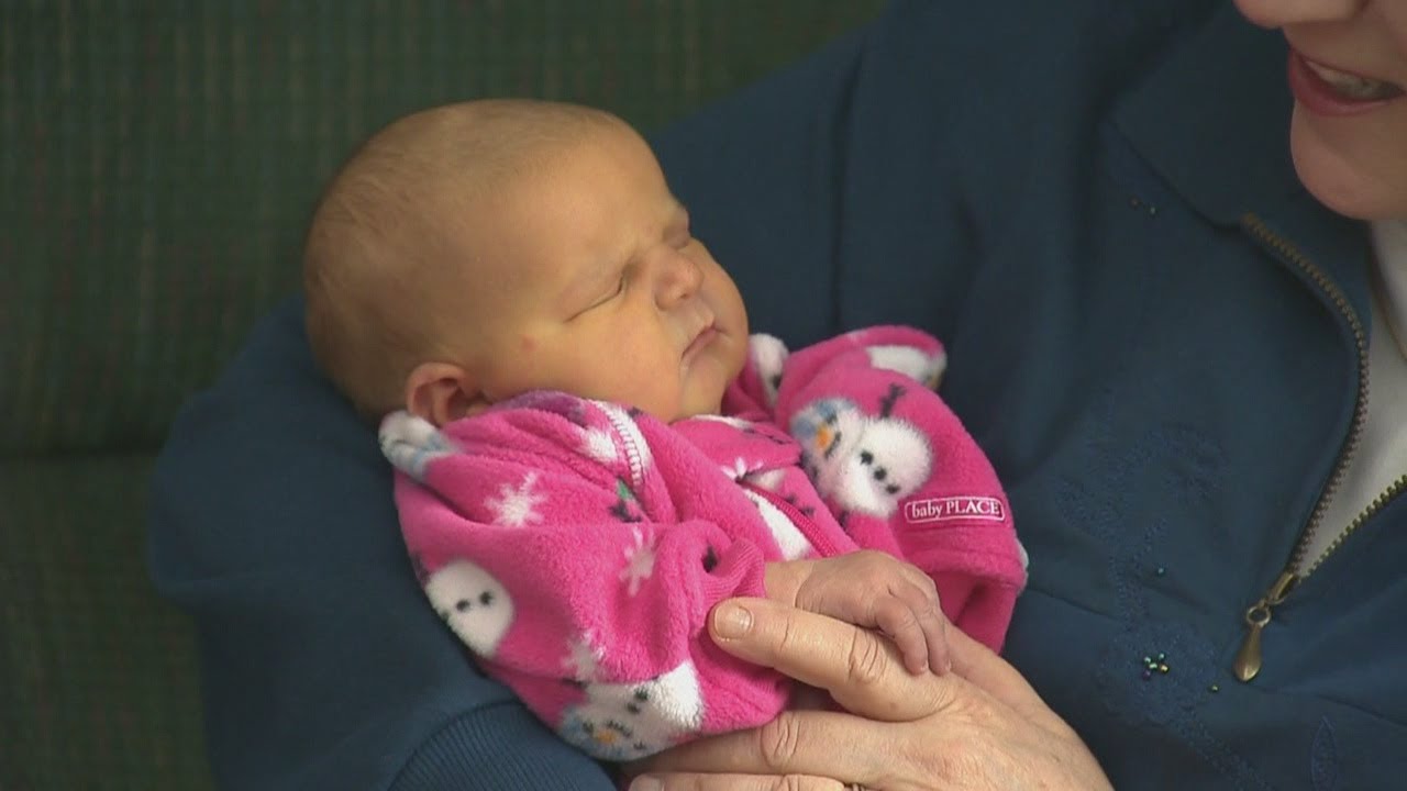 Baby born 2 weeks early in blizzard - YouTube