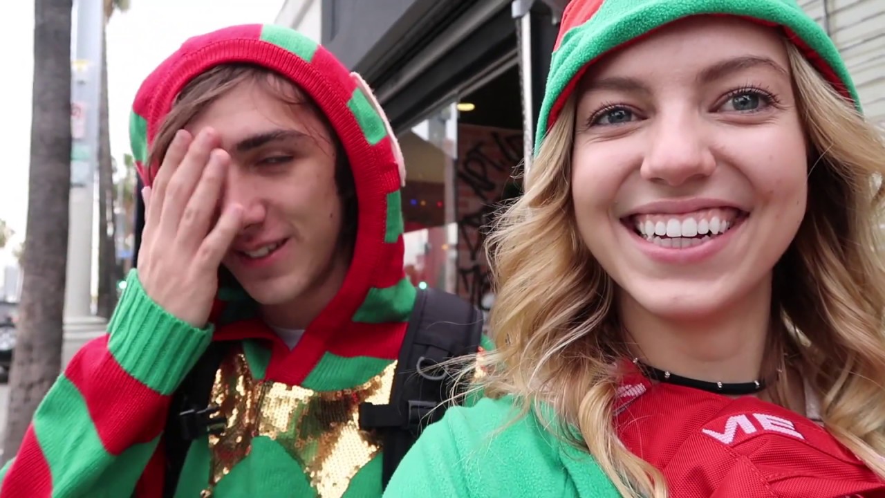 XMAS ELF GIVES HOMELESS GUY $4,000 - YouTube