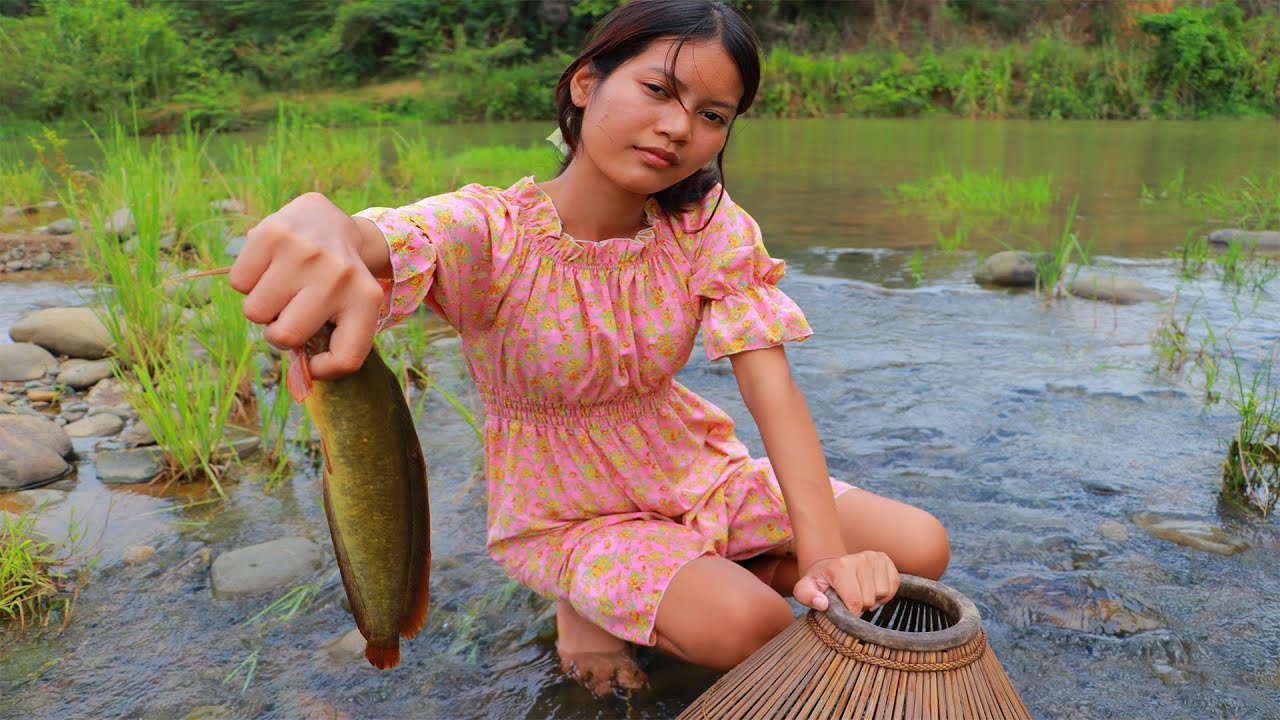 Girl find to catch fish by trap #17 - YouTube