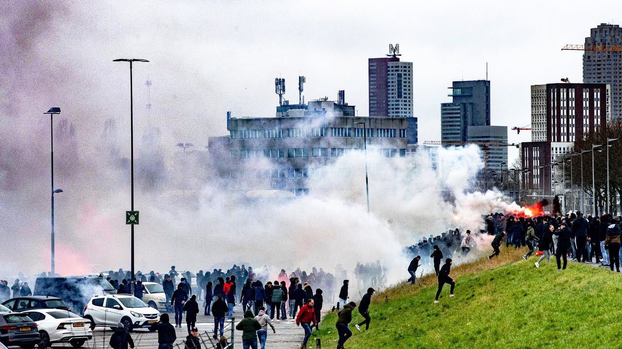 Feyenoord-Ajax "Hooligans Pyro And Riots With Coops" 19/12/2021 - YouTube