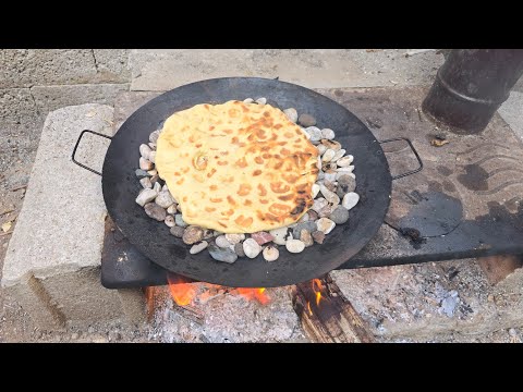BAHÇEDE ÇAKIL TAŞLARI ÜZERİNDE NAR GİBİ KIZARAN BAZLAMA / EKMEK TARİFİ \