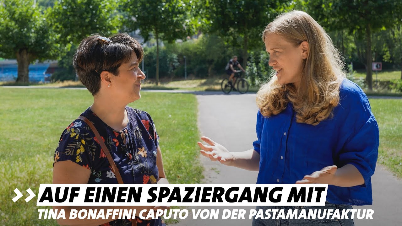 Josephine Ortleb auf Spaziergang mit Tina Bonaffini Caputo - YouTube