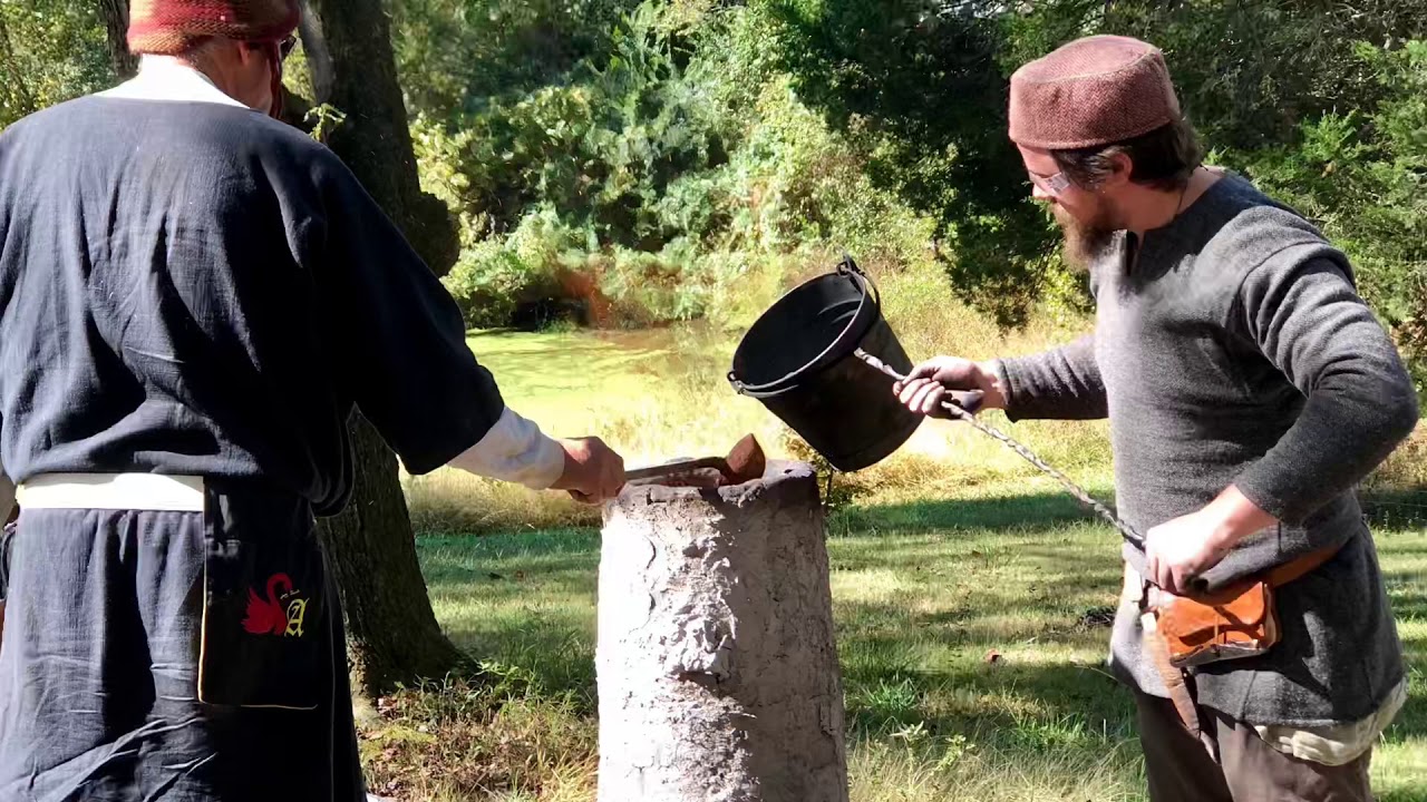 Compacting bloomery iron into a bar - YouTube