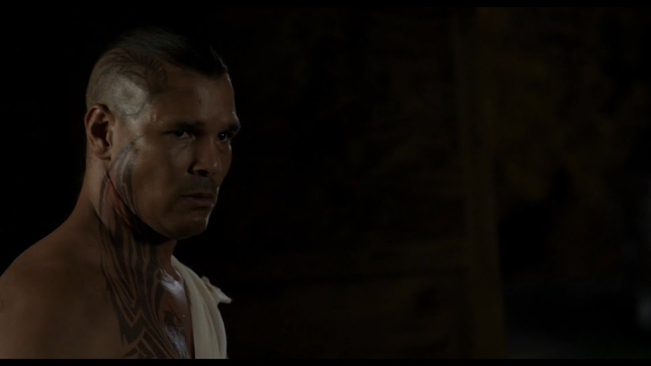 Banshee | Chayton en la granja (Español) #Banshee #SerieAdictos - YouTube