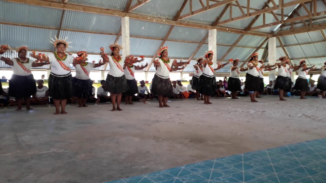Kiribati Arorae dance they call it TAUBWATI - YouTube