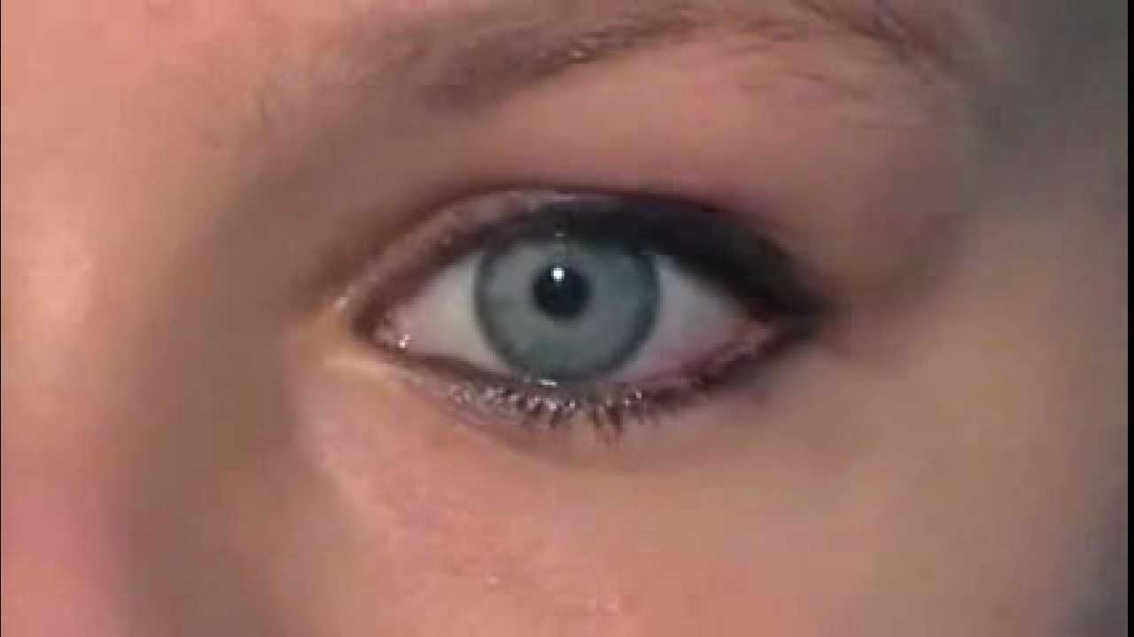 Make Up # 2 - Contour de l'oeil en noir (sans pinceaux !!) - YouTube