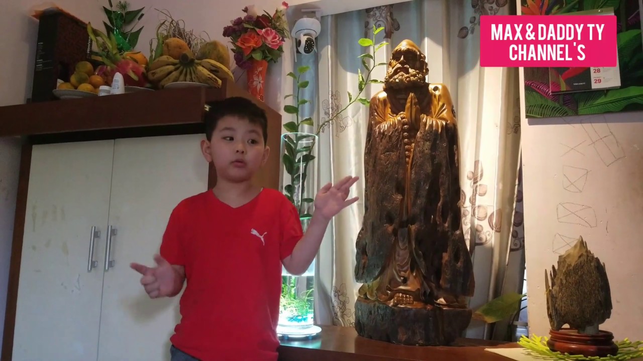 MAX AND THE NEW SMELLY STATUE - YouTube