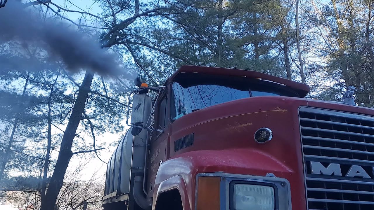 Mack CH613 Cold Start - E6 350 - The Cheeseburger - YouTube