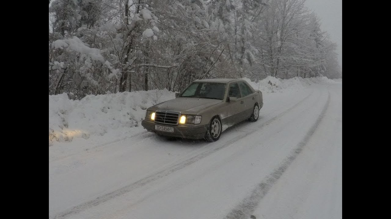 Mercedes W124 300E uphill snow drift raw footage GoPro hero 5 - YouTube