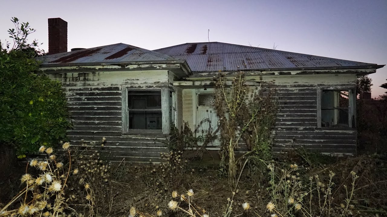 Desolate old eerie home at the end of a long drive way in the middle of ...