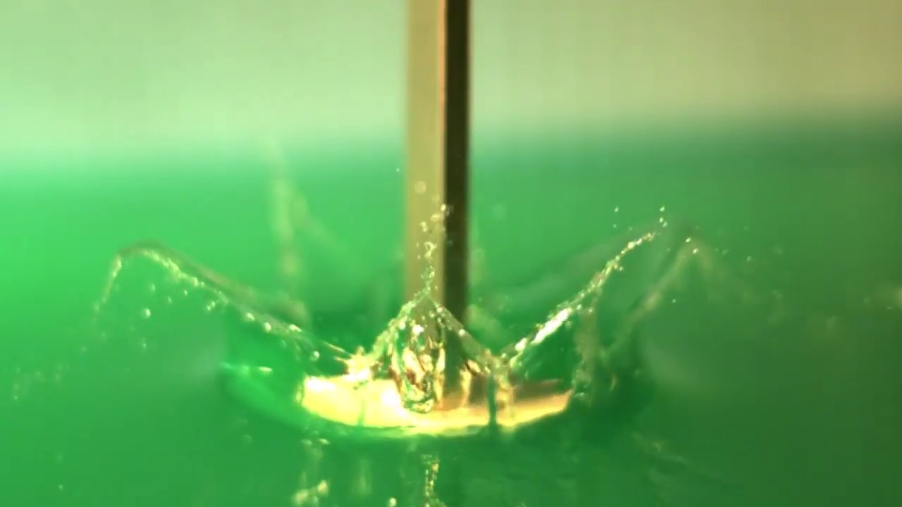Splash evolution of a wedge-patterned disk upon water entry - YouTube