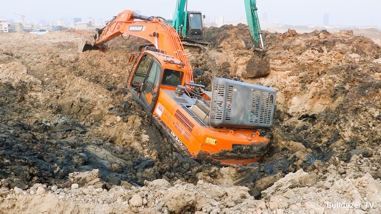 Successful Rescue Heavy Excavator Stuck In Deep Mud And Take A Long ...