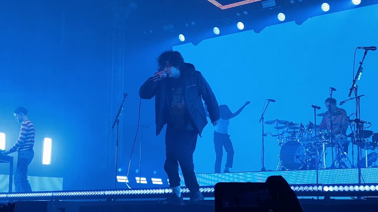 The 1975 - TOOTIMETOOTIMETOOTIME (Live in Chicago) - YouTube