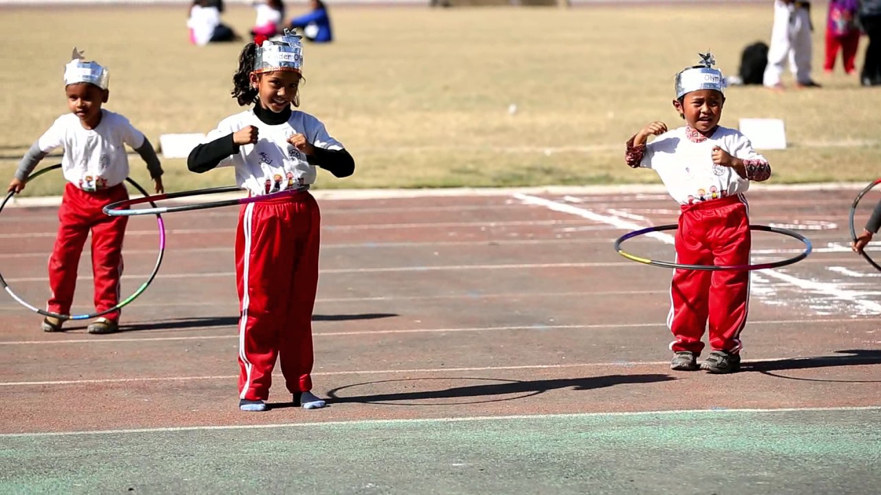 Hula hoop a school girl - YouTube