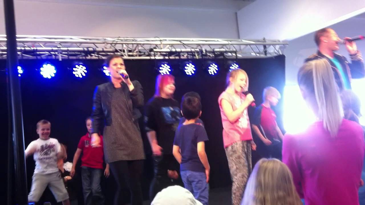 Pierre och pappa ser på Markoolio på Appelskogs bil avsnitt 2 - YouTube