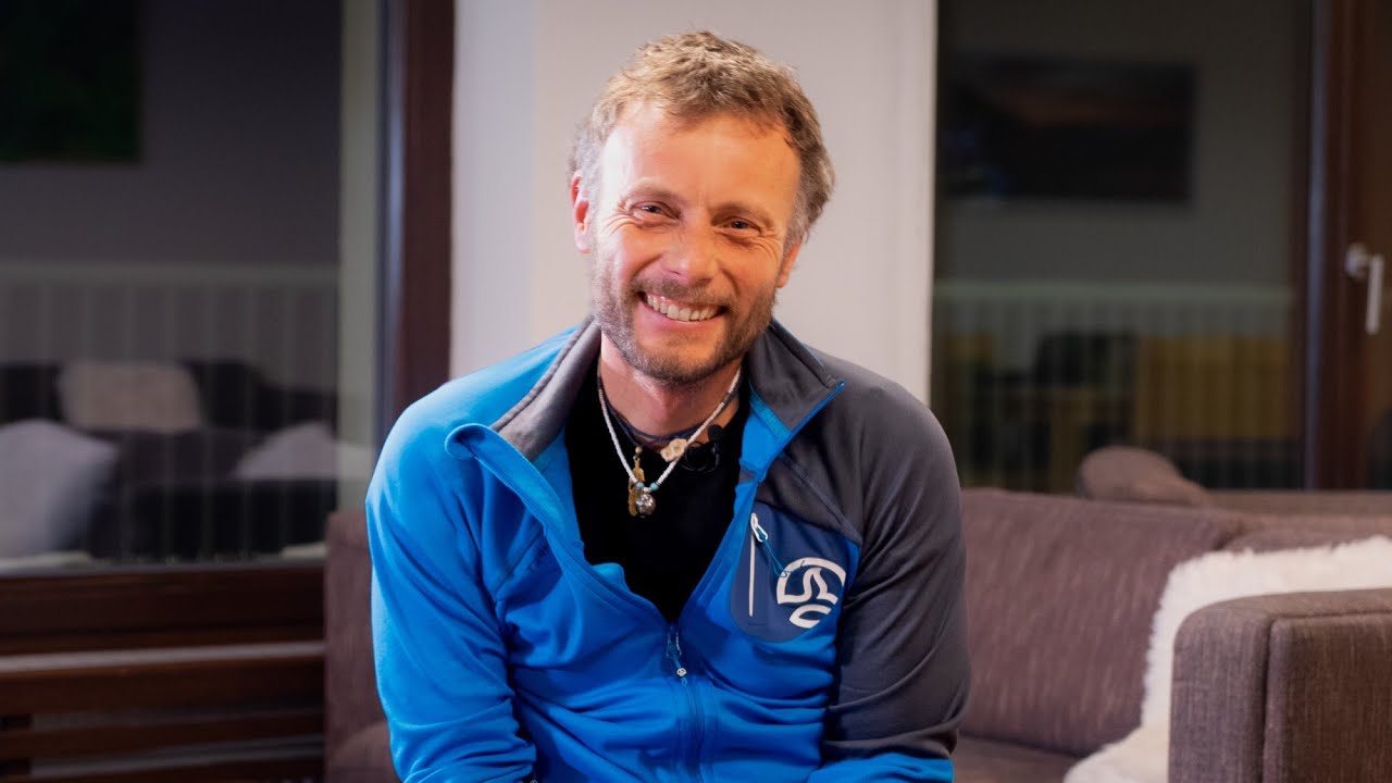 TRAILER: Horolezec a nepálský hospodský Honza "Tráva" Trávníček - YouTube