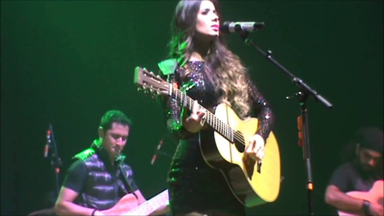 Andreza Moon Entrevistando a cantora Paula Fernandes - YouTube