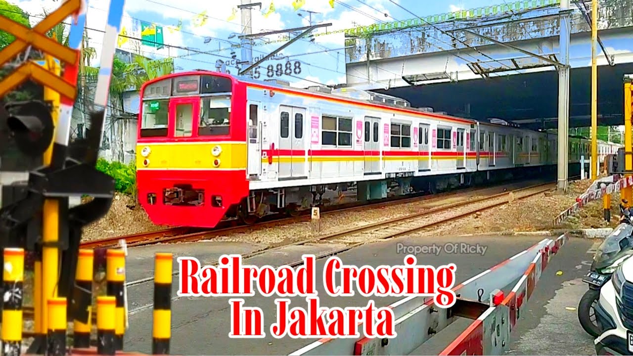 Railroad Crossing In Jakarta | KRL Green Line Di Perbatasan Jakarta ...