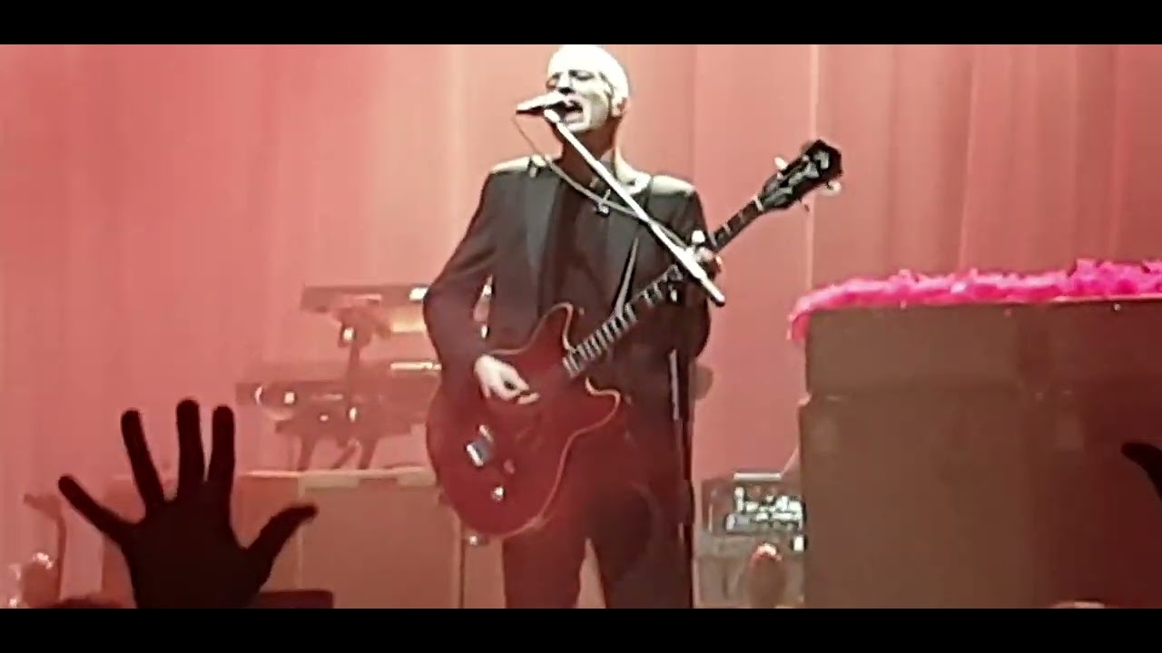 Wolf Alice Delicious Things & Lipstick On The Glass @ Manchester Apollo ...