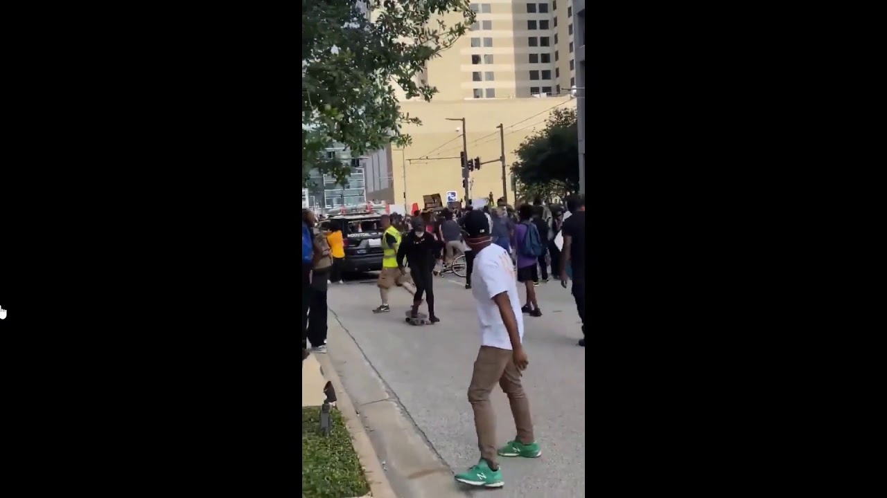 Houston Rioters Destroy Police Car - YouTube