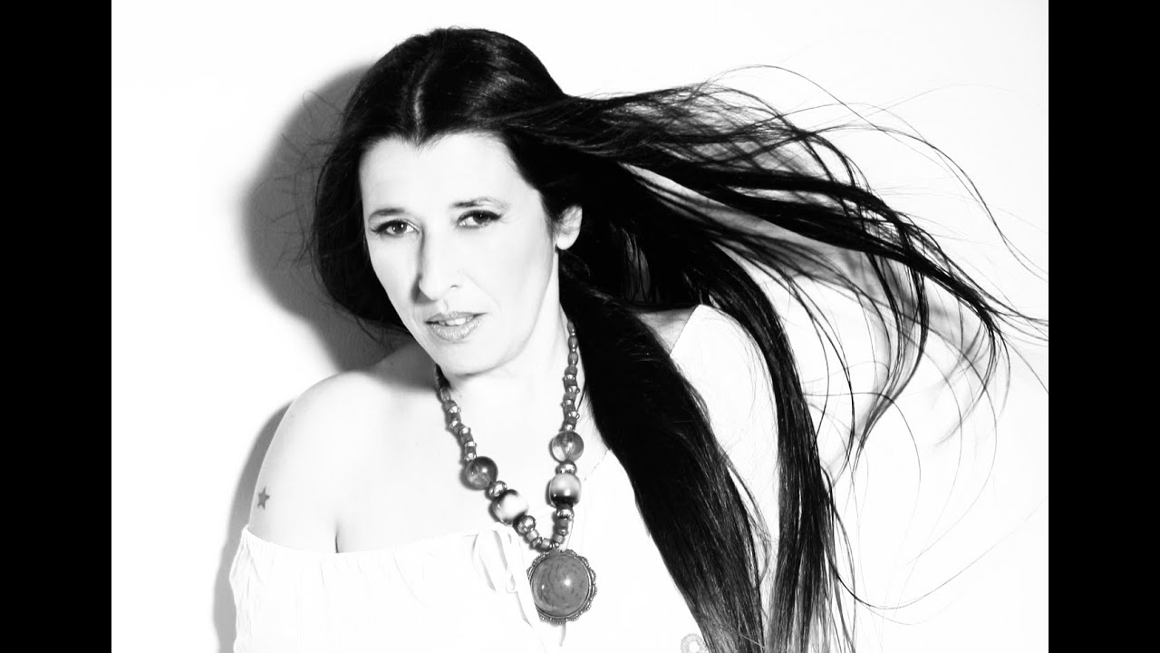 Vivir del rock es cuestión de actitud: Elsa Riveros - YouTube