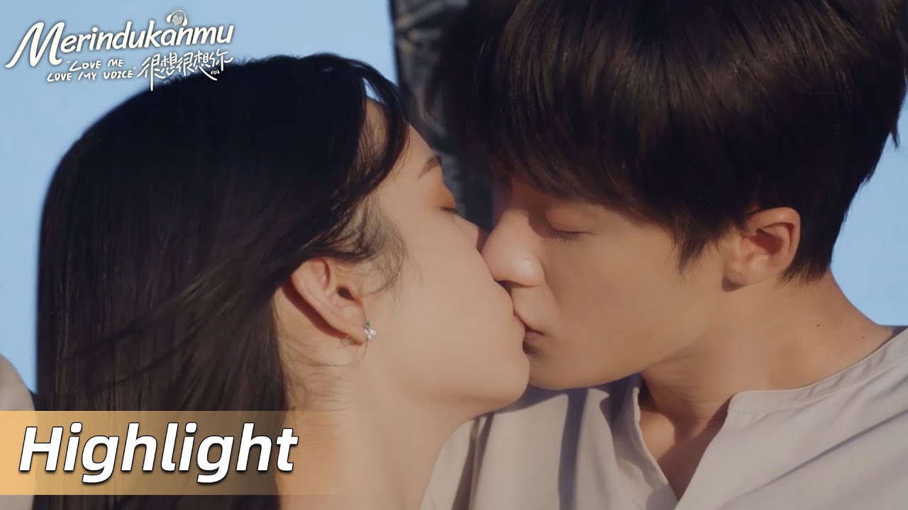 Highlight EP29 Romantisnya! Ciuman di bawah langit biru | Love Me, Love My Voice | WeTV【INDO SUB ...