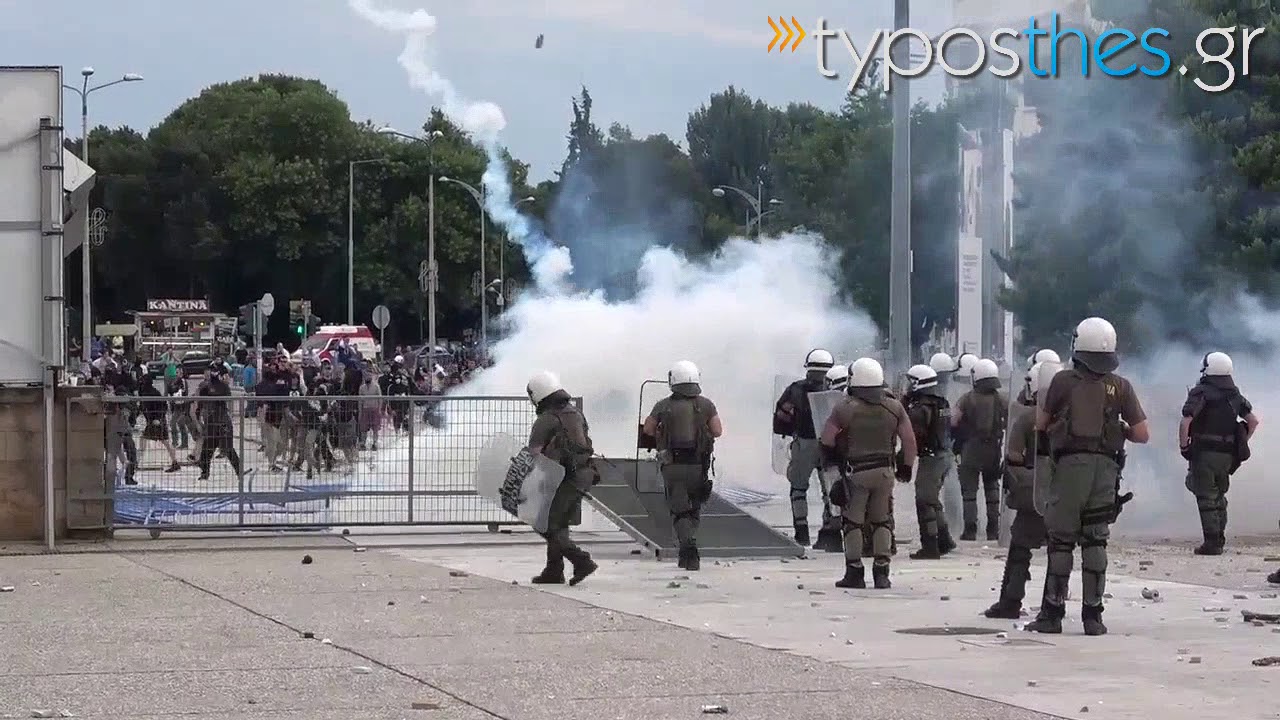 Σφοδρά επεισόδια με κουκουλοφόρους στη Θεσσαλονίκη - YouTube