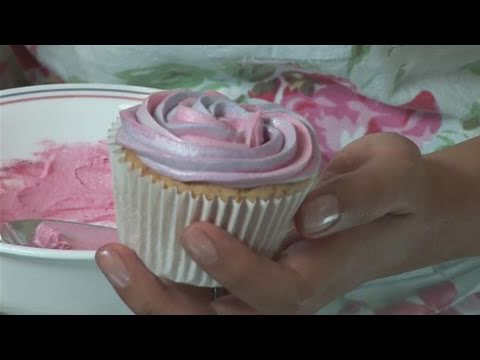 How To Swirl Icing On Cupcakes - YouTube