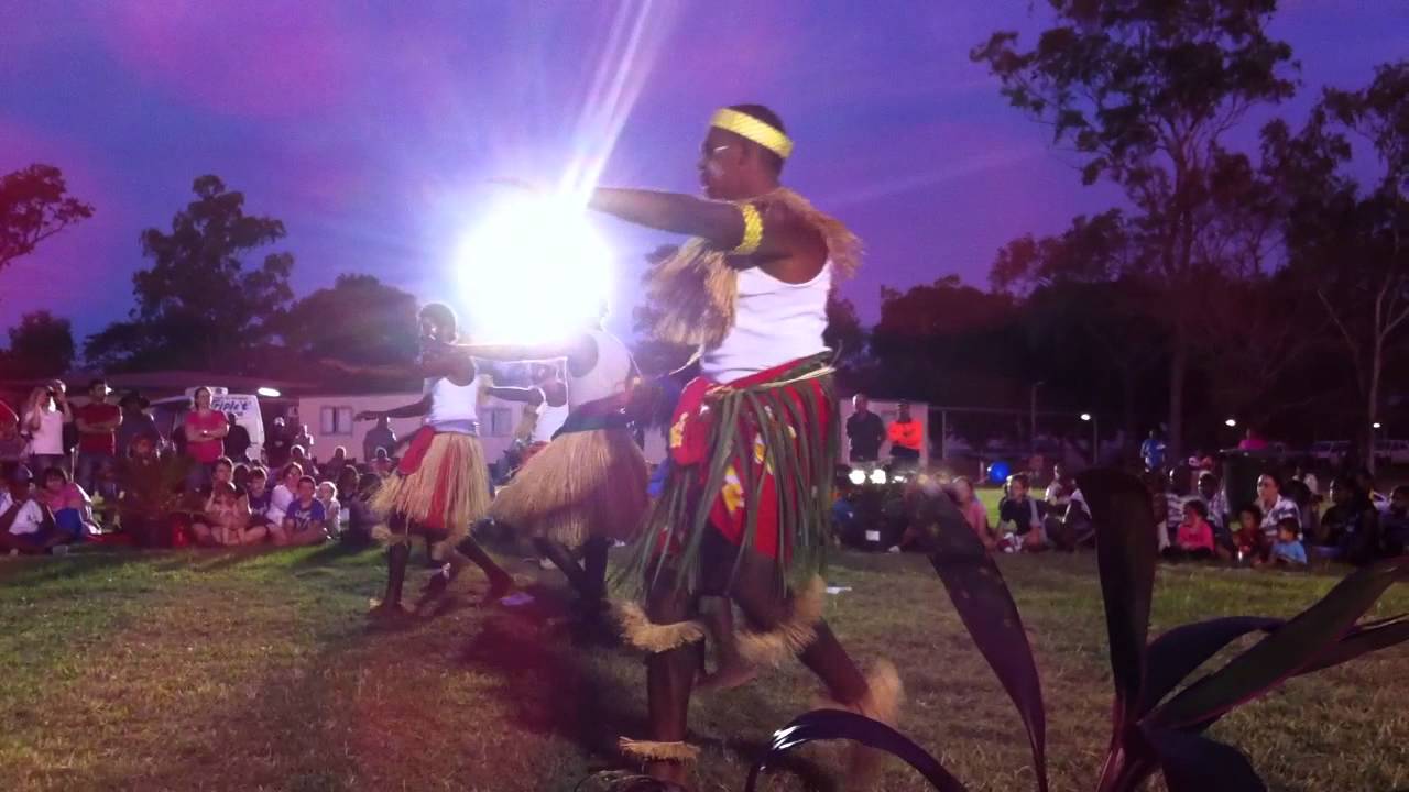 Bamaga Berlibal dance troop, - Naidoc Weipa 2011 part 2 - YouTube