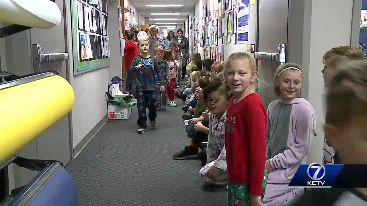 Polar Express makes special trip through local elementary school - YouTube