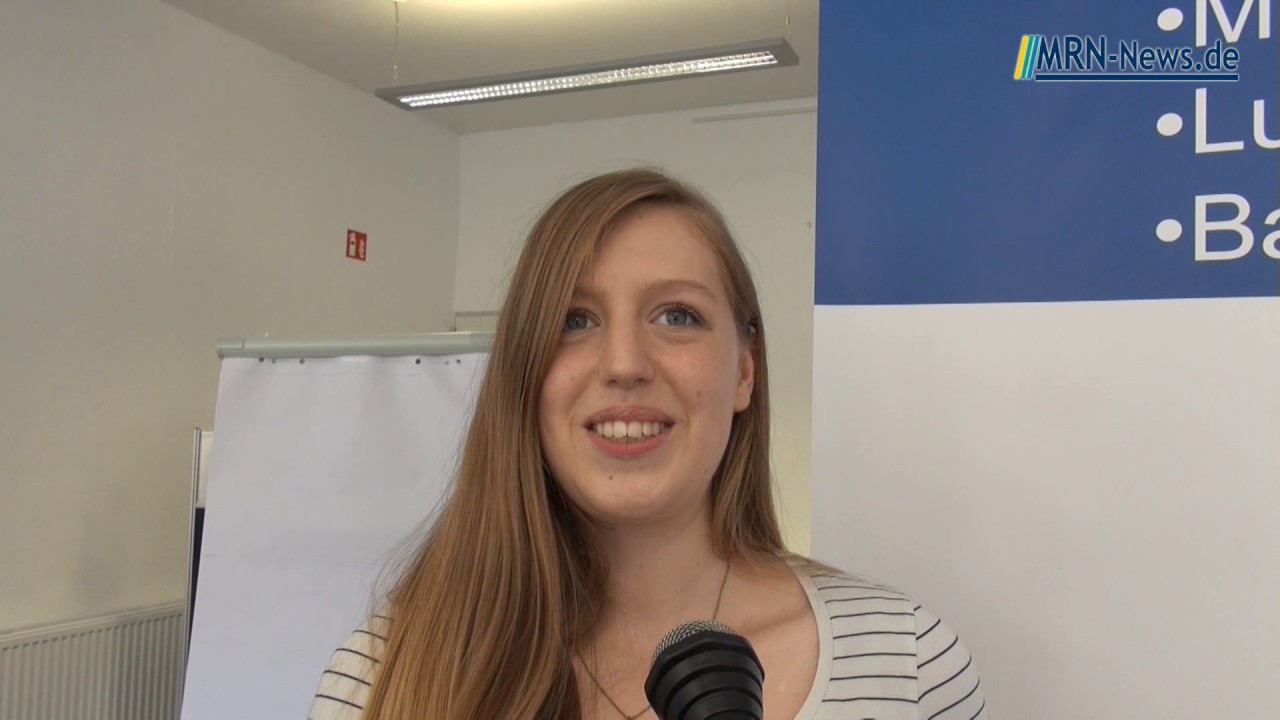 Georg Kuthan gratuliert Laura Beer zur bestandenen Ausbildung - YouTube