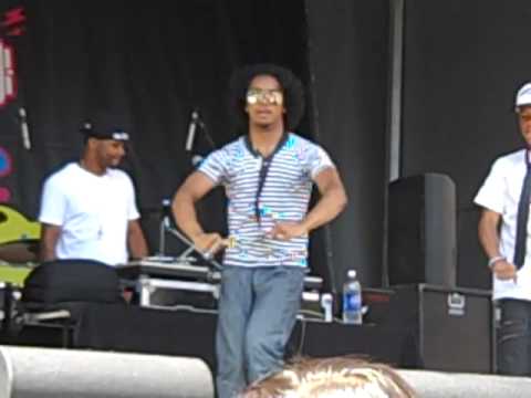 Aaron Fresh singing Spending all My Time at his soundcheck - YouTube