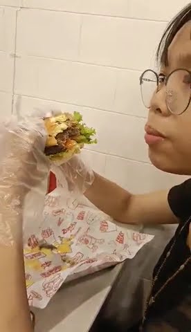 Max Gwen Gomez Burger - YouTube