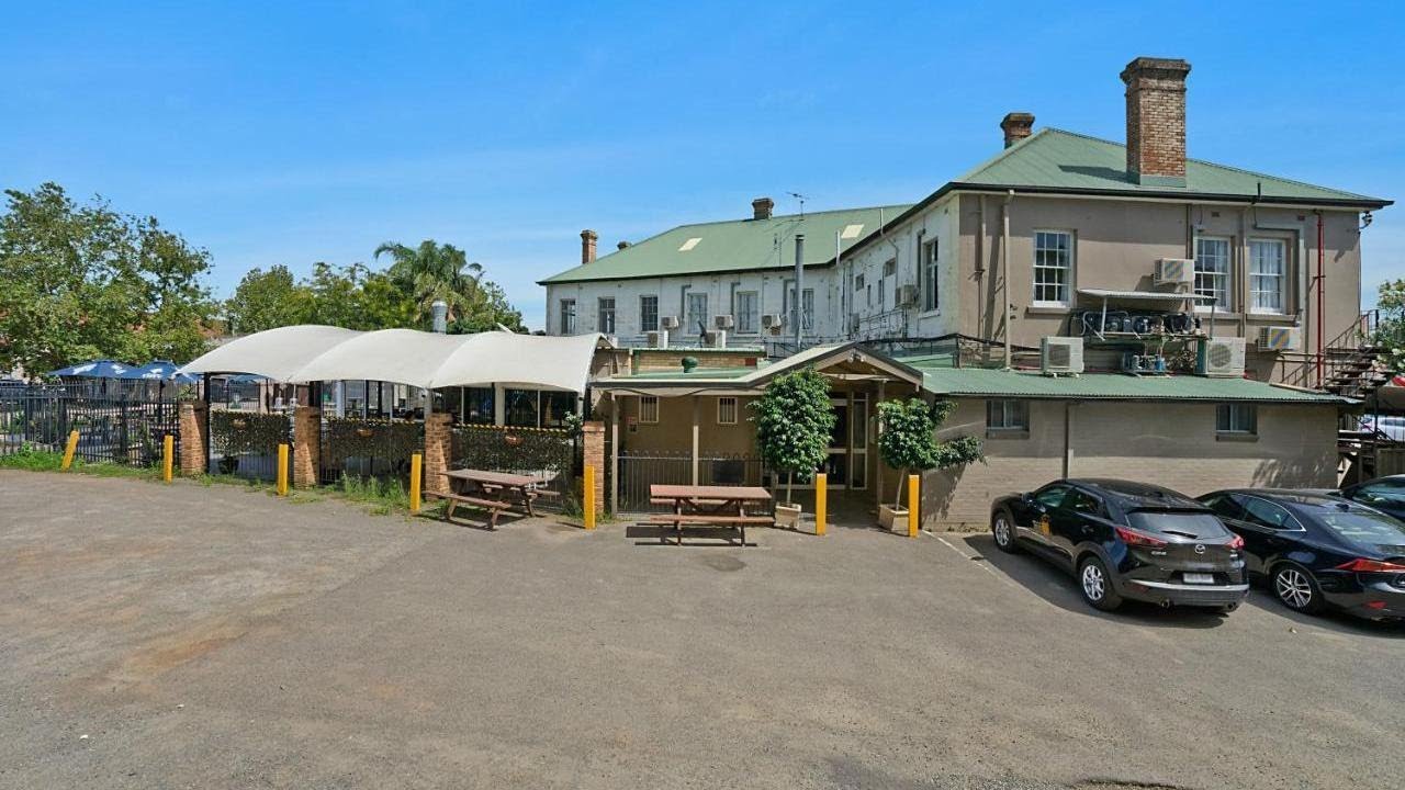 Imperial Hotel Singleton, Singleton, Australia - YouTube
