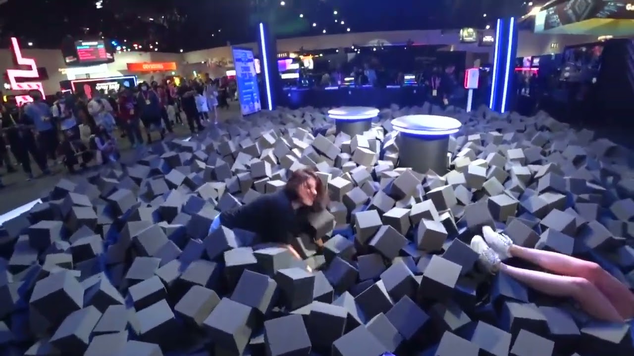 Adriana Chechik Breaks Her Back At Twitchcon Foam Pit Epic Twitch