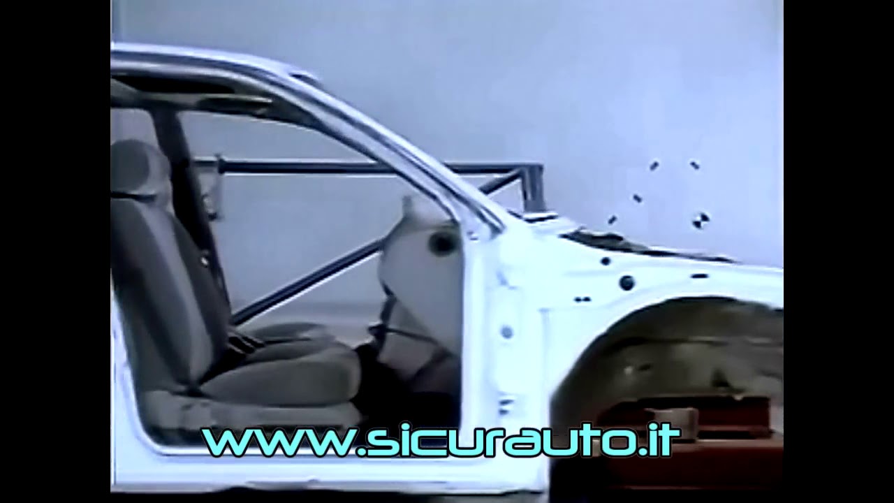 Crash test - copil transportat fără scăunel auto/Crash test - baby ...