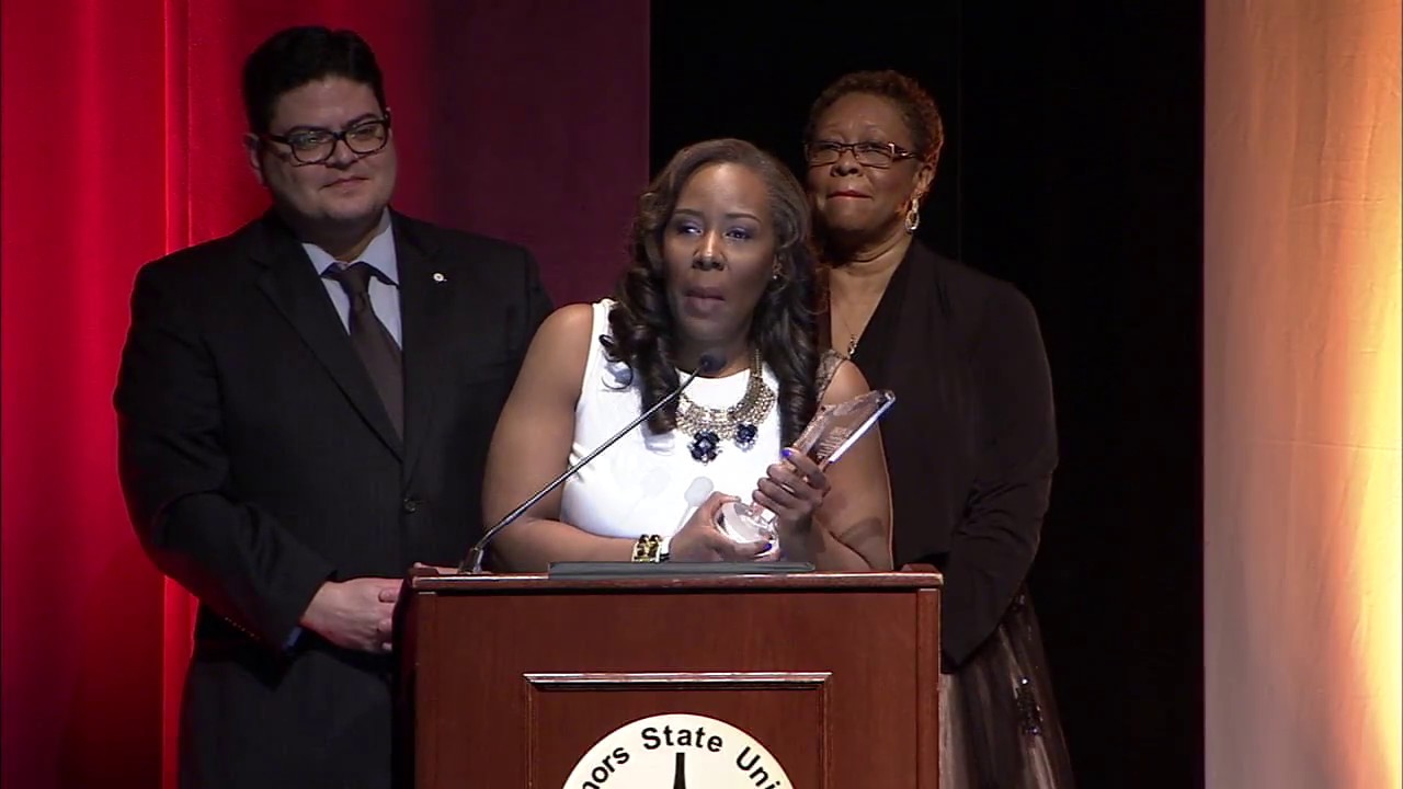Ameenah Rashid Accepts the Student Change Agent Award | Black Women ...