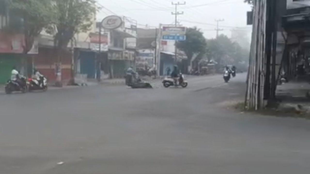 TABRAKAN HAMPIR TIAP HARI DI PEREMPATAN LAMPU MERAH AMBULU JEMBER - YouTube