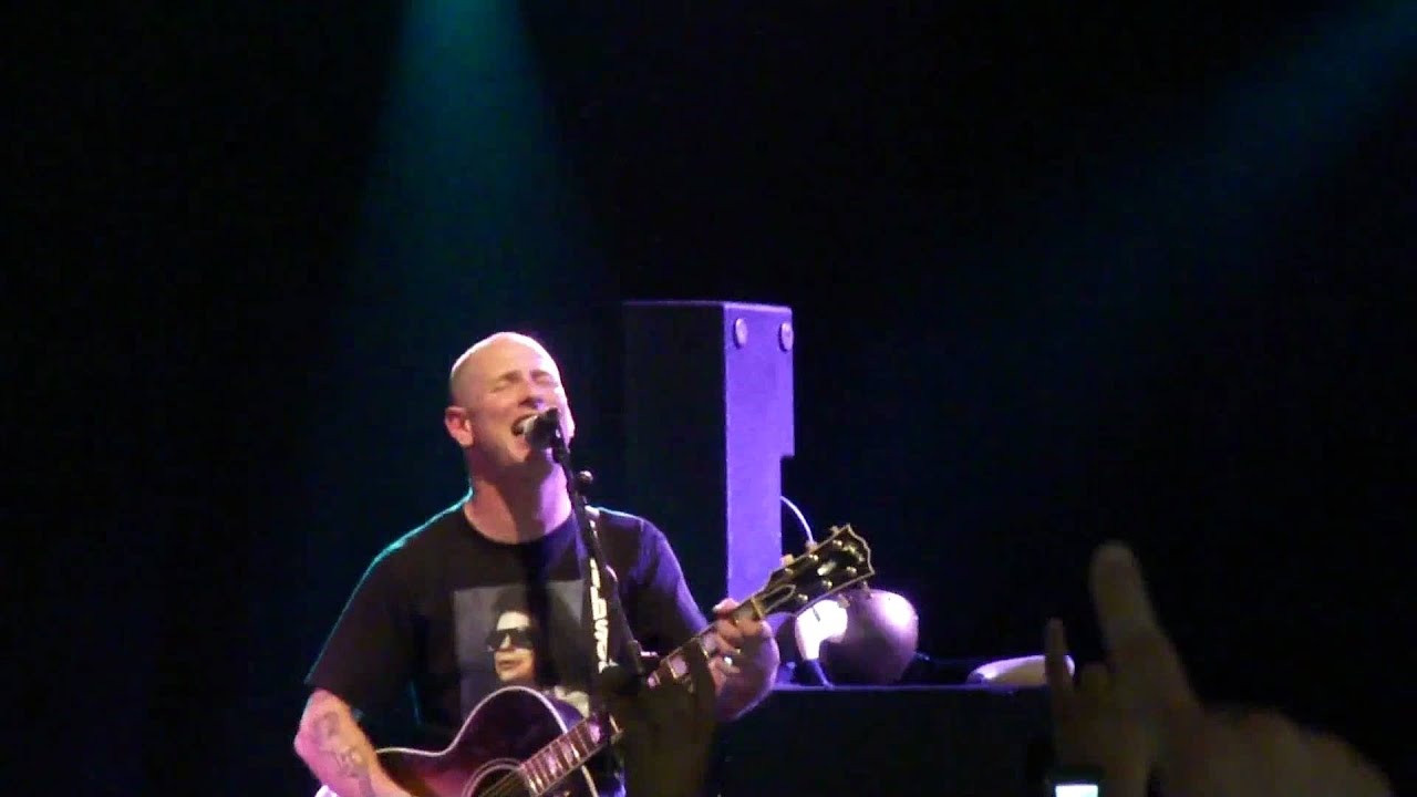 Corey Taylor singing "Snuff" in memory of Paul Gray - YouTube