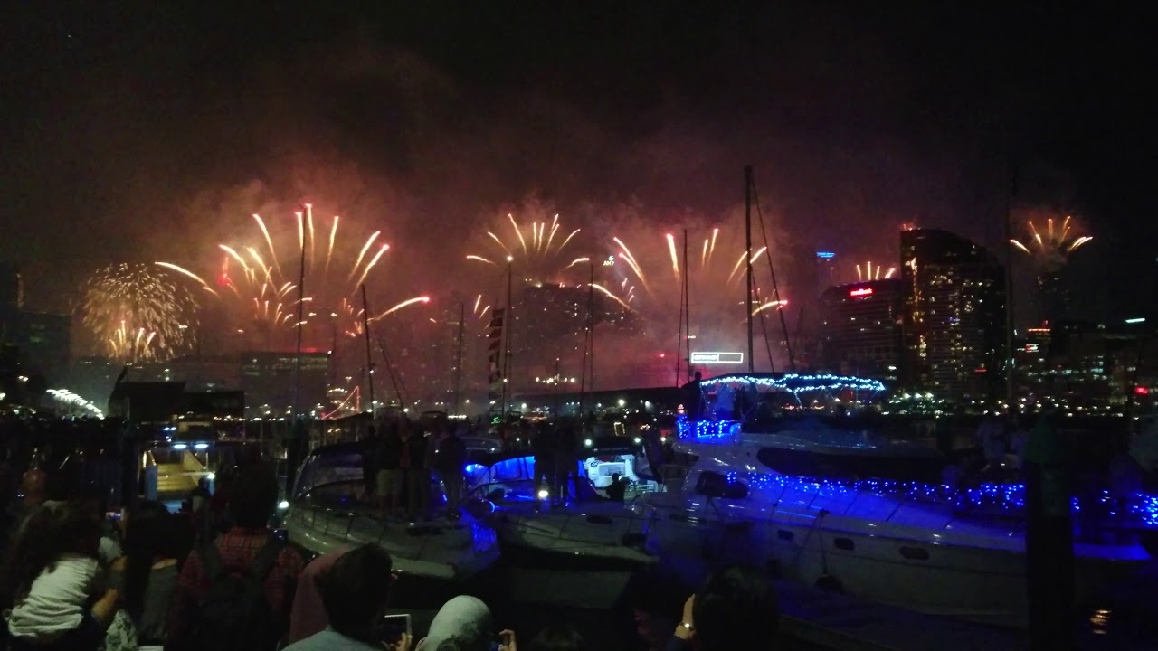 NYE fireworks Melbourne 2018 - YouTube