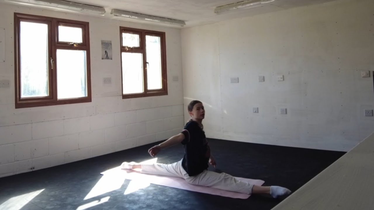 Want to do The SPLITS? Watch This Back To Basics Tutorial! How To Do ...