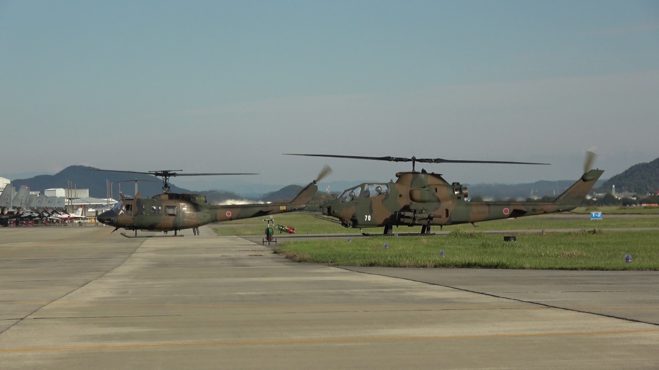 【JGSDF】 AH-1S Cobra & UH-1J Huey 暖機運転 - YouTube
