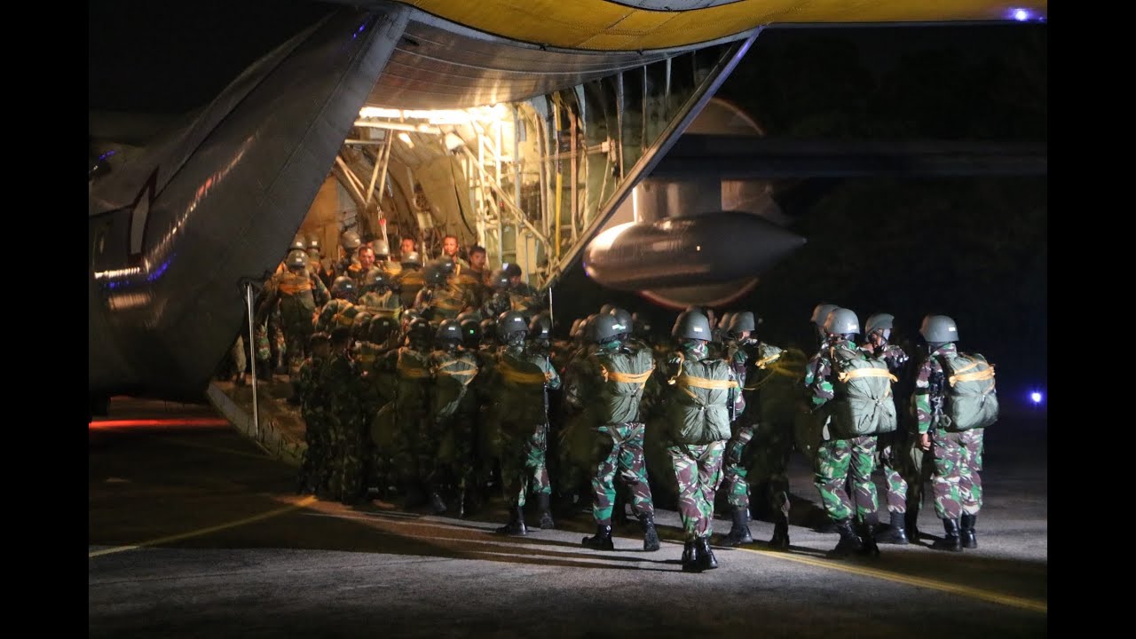 Terjun malam Paskhas - YouTube