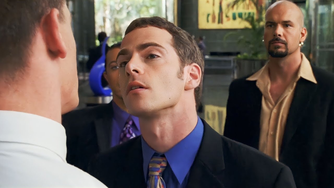 Knowing he has bodyguards, the rich man insults a security guard ...