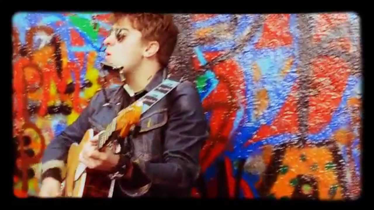 Guy singing Imagine @ John Lennon Wall (Prague) - YouTube