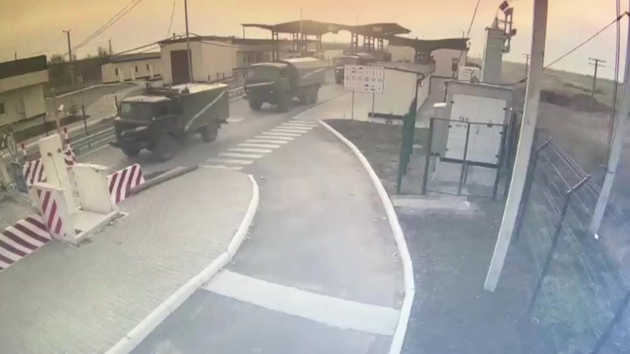 CCTV footage shows Russian military crossing Crimea border checkpoint ...