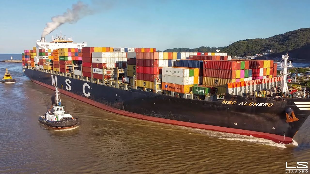 Navio cargueiro entrando no canal Portuário de Itajaí - Santa Catarina ...